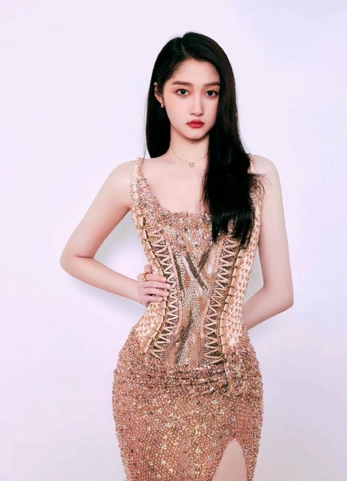 关晓彤鎏金高开叉裙造型惊艳 大秀美腿小蛮腰 搜狐大视野 搜狐新闻