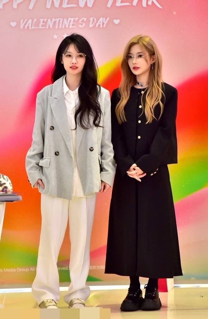 SNH48胡晓慧与宋昕冉出席活动 对镜头甜美摆拍-搜狐大视野-搜狐新闻