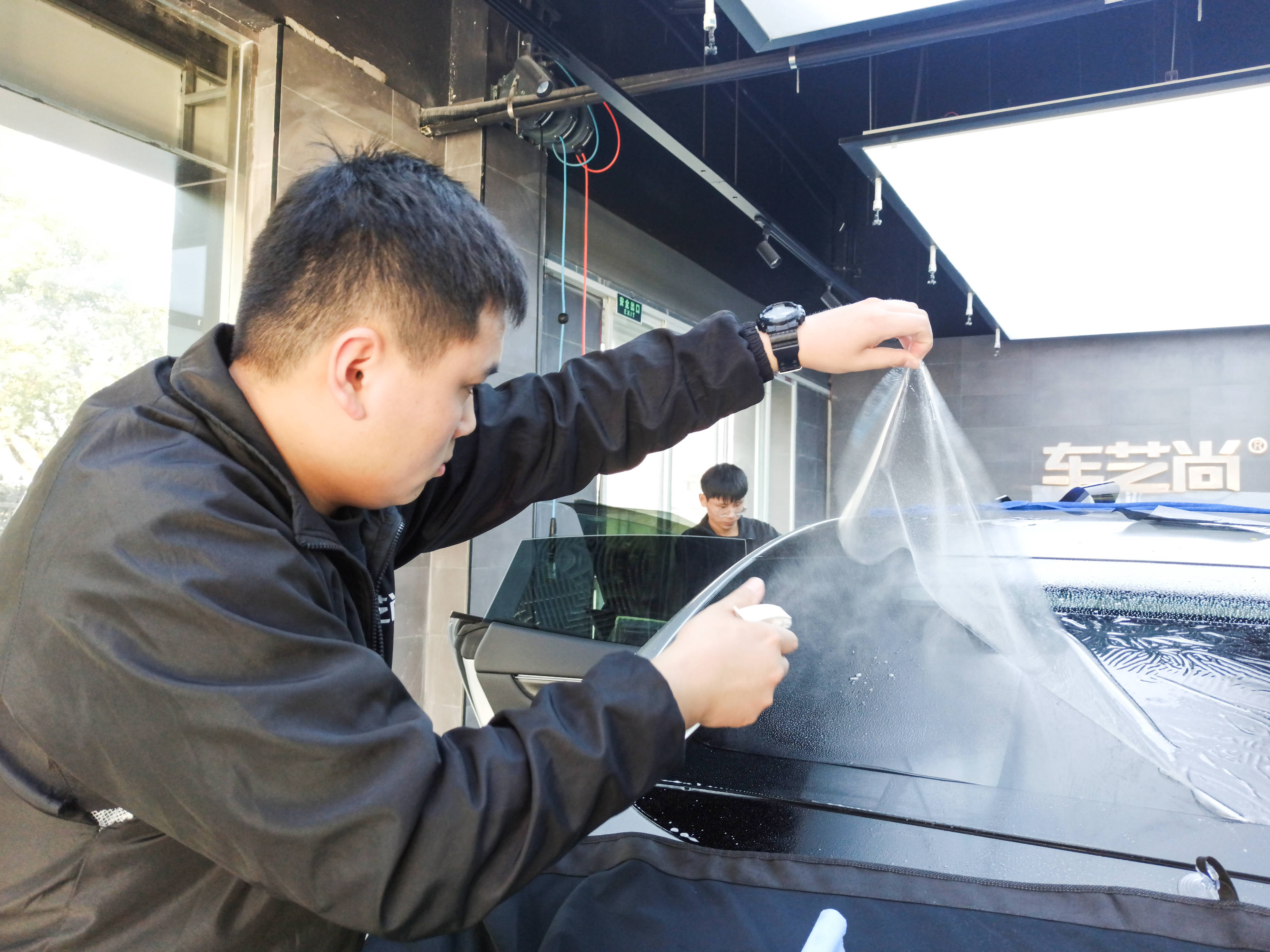 小鹏P7施工YEECAR案例：前档A80+侧后挡A15-搜狐大视野-搜狐新闻