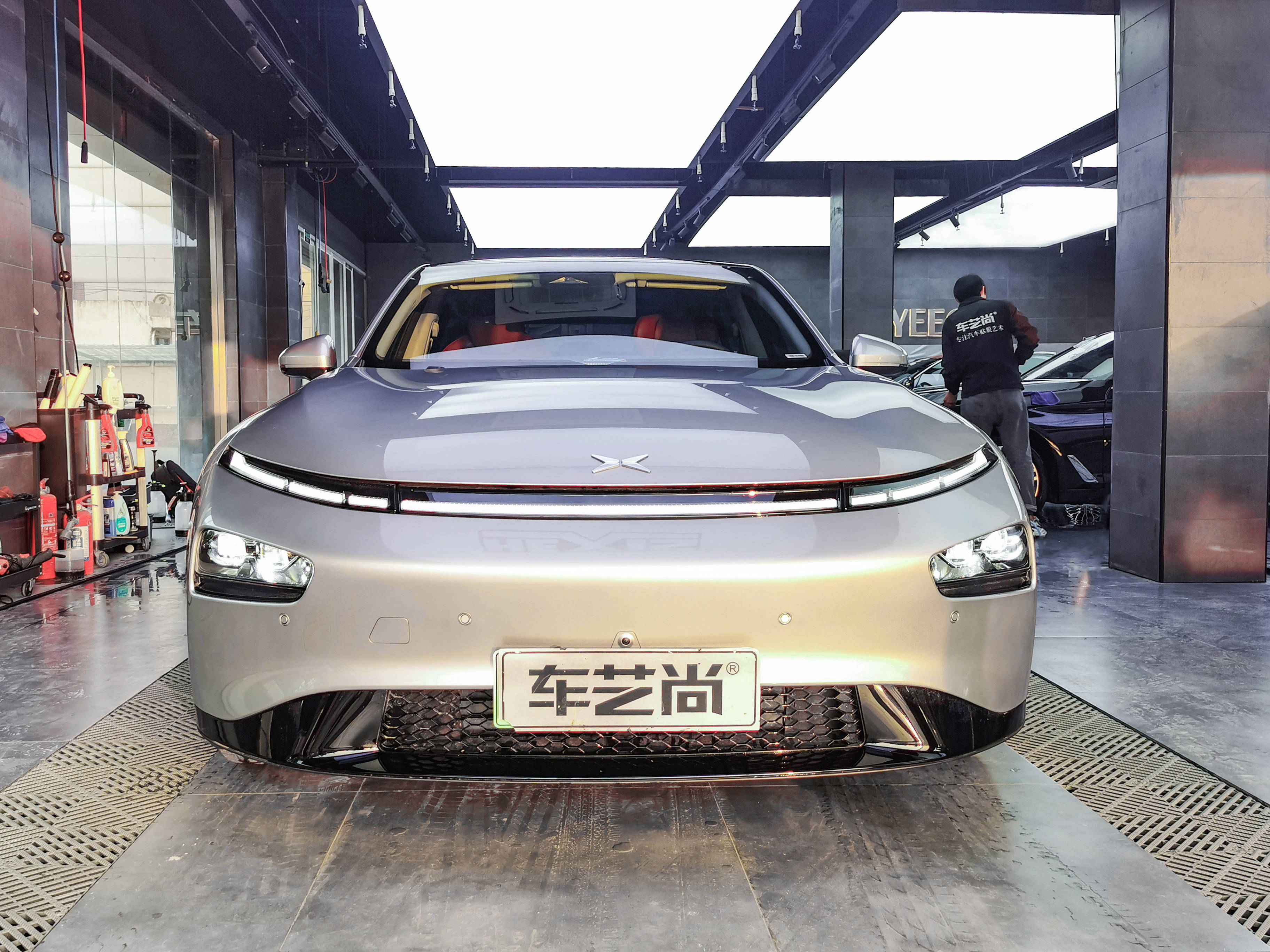 小鹏P7施工YEECAR案例：前档A80+侧后挡A15-搜狐大视野-搜狐新闻