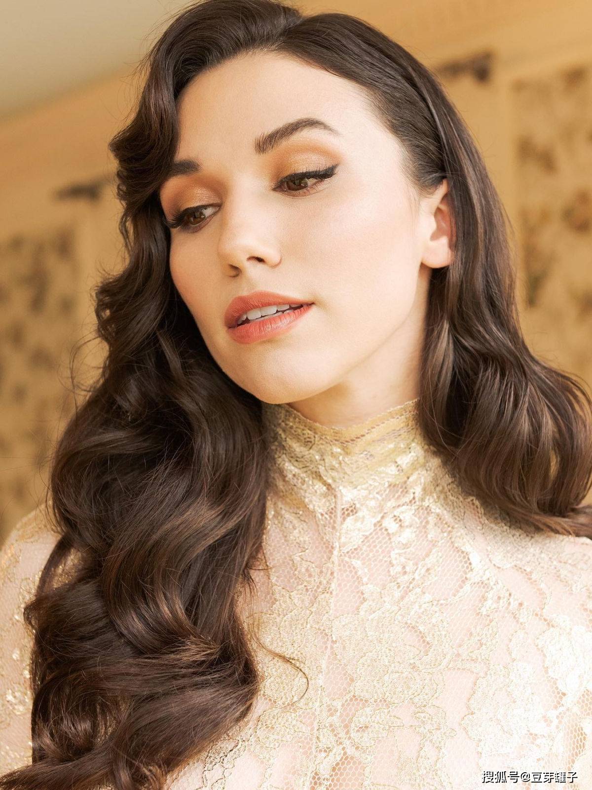 《坠落》女主Grace Currey，穿透视礼服，身材火辣-搜狐大视野-搜狐新闻