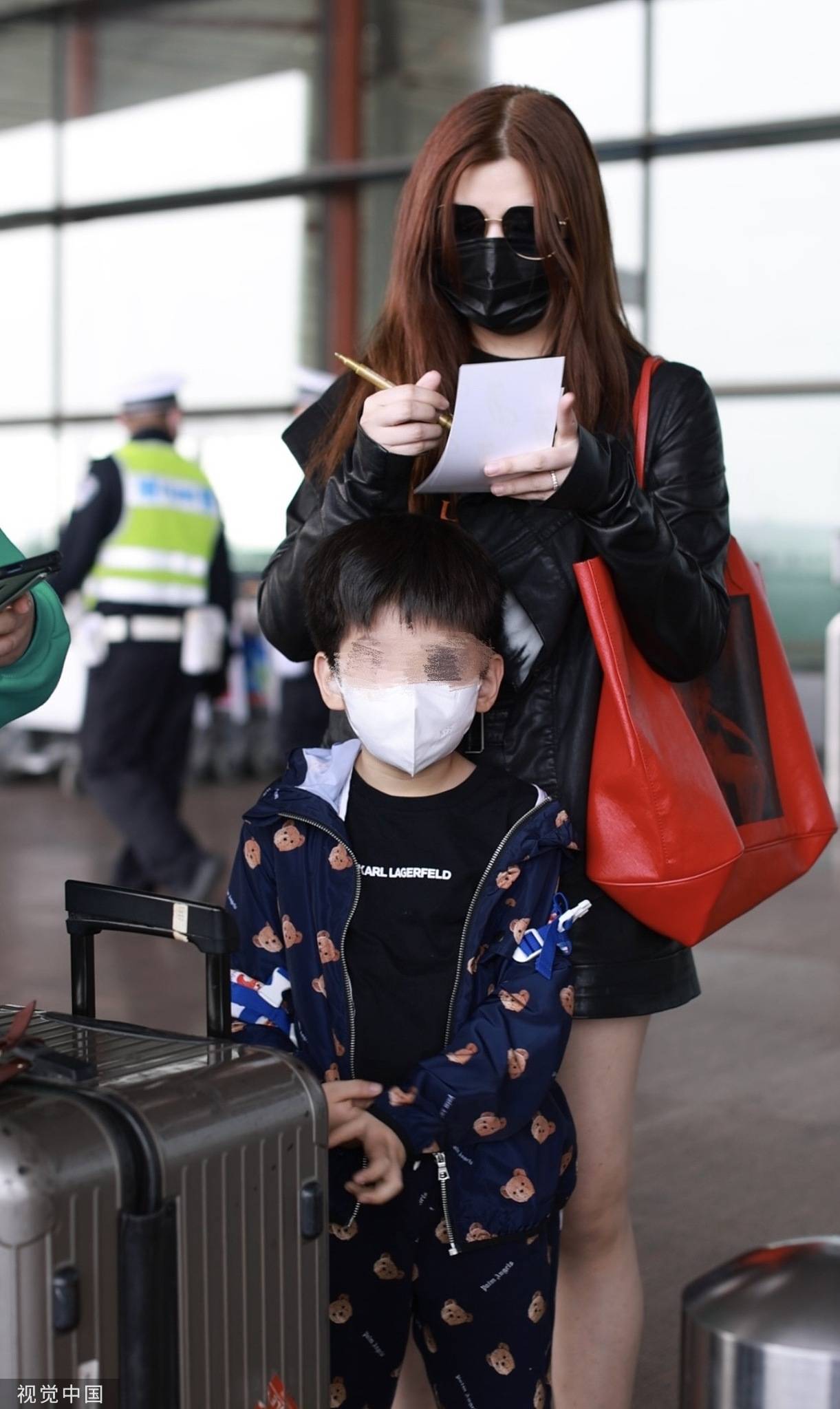 陈妍希带儿子现身机场 手抚小星星额头母爱焕发 搜狐大视野 搜狐新闻