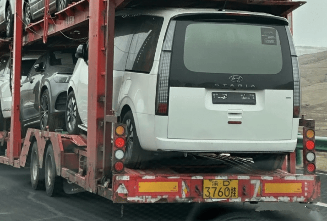 现代Staria实车现身国内，采用了比较前卫的外观_搜狐汽车_搜狐网