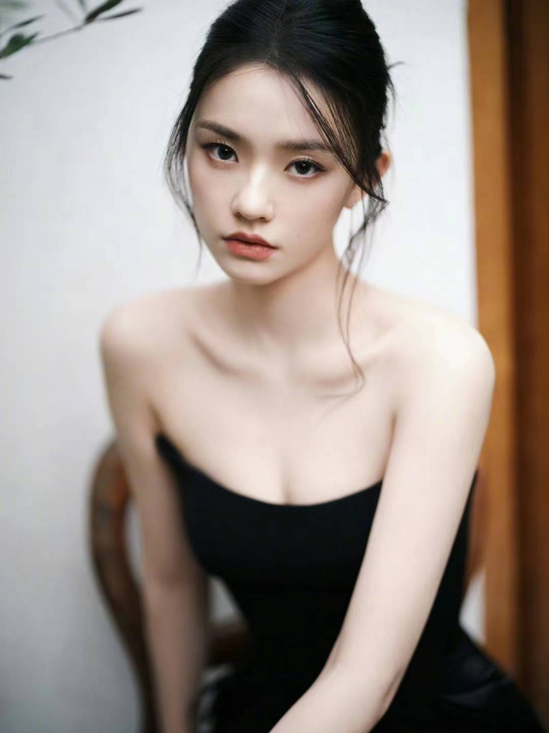林允穿黑色抹胸裙小秀事业线 气质优雅清冷感十足 搜狐大视野 搜狐新闻