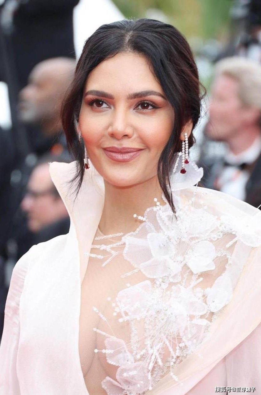 印度选美皇后Esha Gupta，身材火辣，美艳性感-搜狐大视野-搜狐新闻