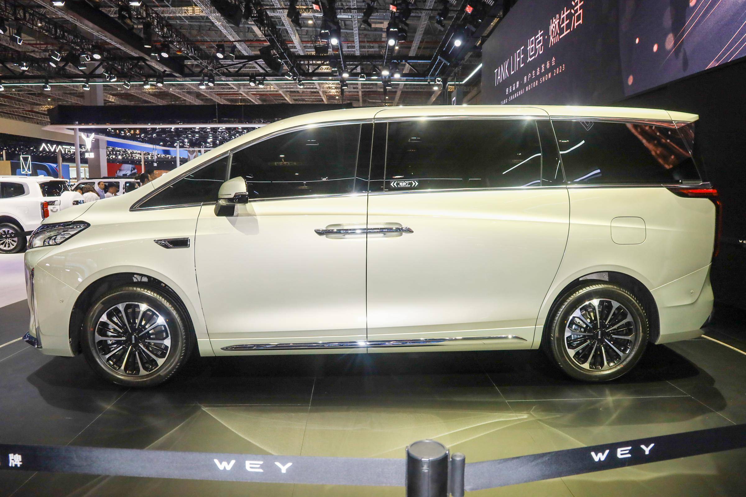 竞争腾势D9！魏牌高山DHT-PHEV实车内饰亮相，冰箱、沙发备齐了_搜狐汽车_搜狐网