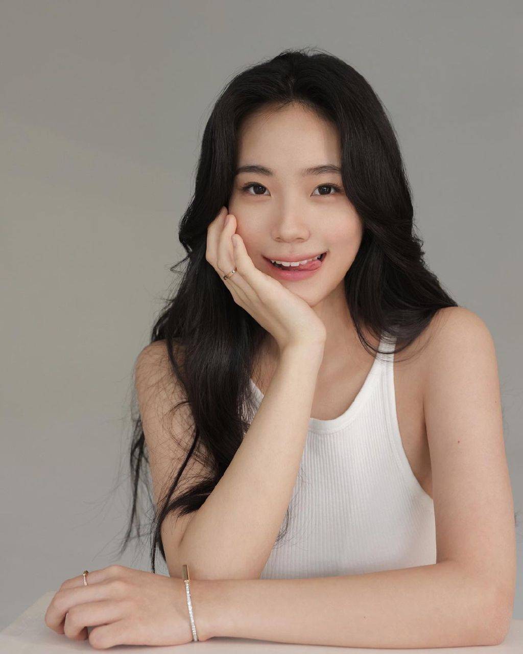 小s二女儿lily近照曝光 一头长卷发显成熟气质出众 搜狐大视野 搜狐新闻