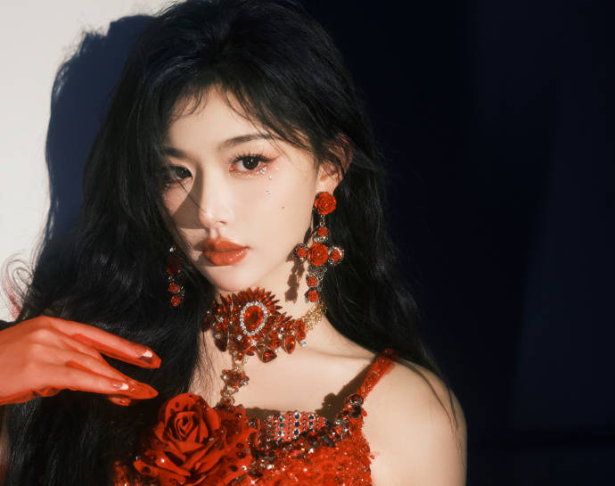 孔雪儿穿玫瑰礼服烈焰似火 胶片风摆拍港风十足-搜狐大视野-搜狐新闻