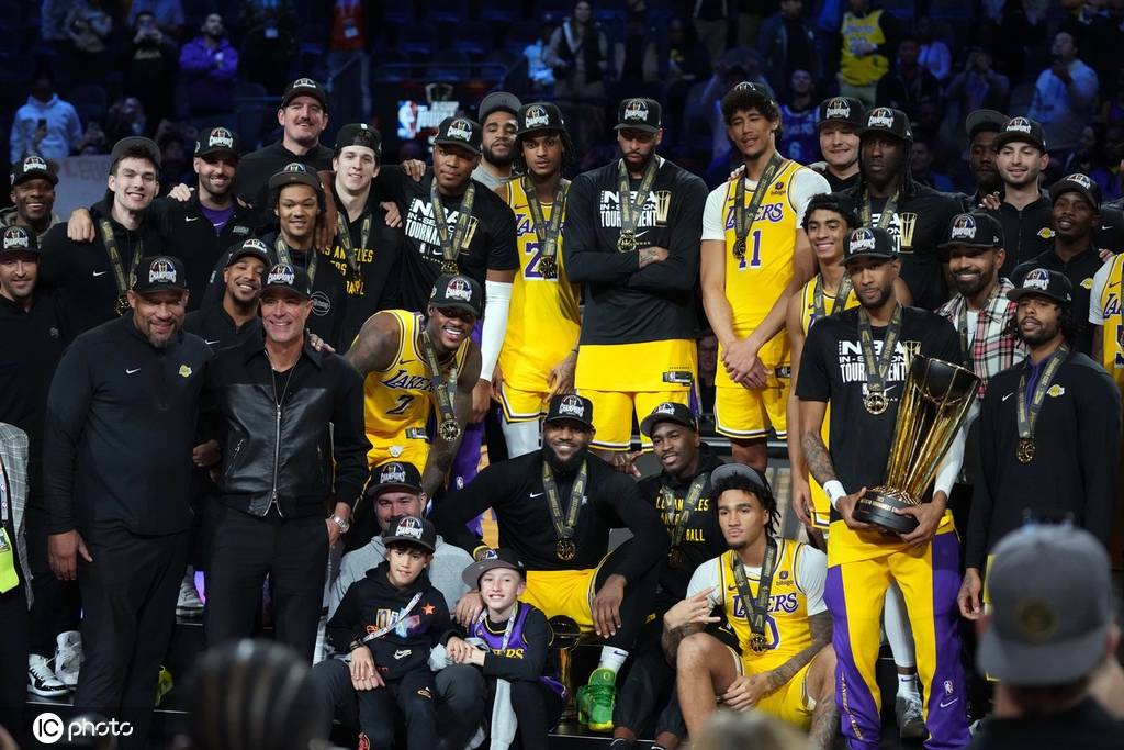 组图:首届季中锦标赛落下帷幕 湖人捧起冠军杯-搜狐大视野-搜狐新闻