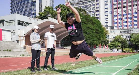 QG叠被子大赛开启！770和SNOW开启比拼，成品图相差巨大！_军训