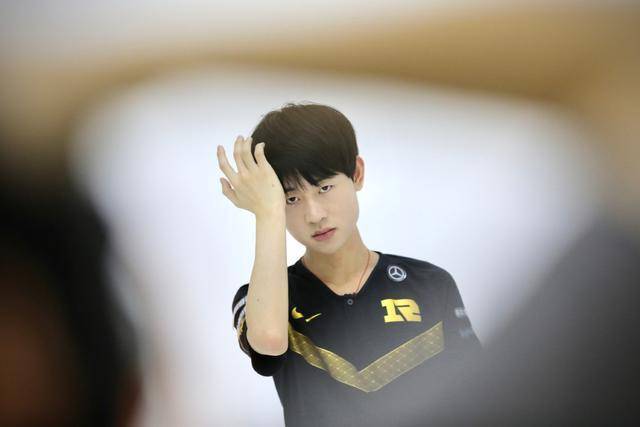 RNG亮VN嘲讽对手？夏季赛后小明采访引泪目：亮给Uzi看的_退役