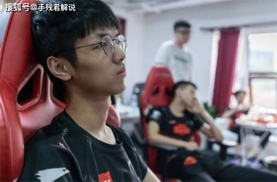 LOL：Qiuqiu待遇堪比当年王校长？不仅被带躺，JKL更第一时间开舔_比赛