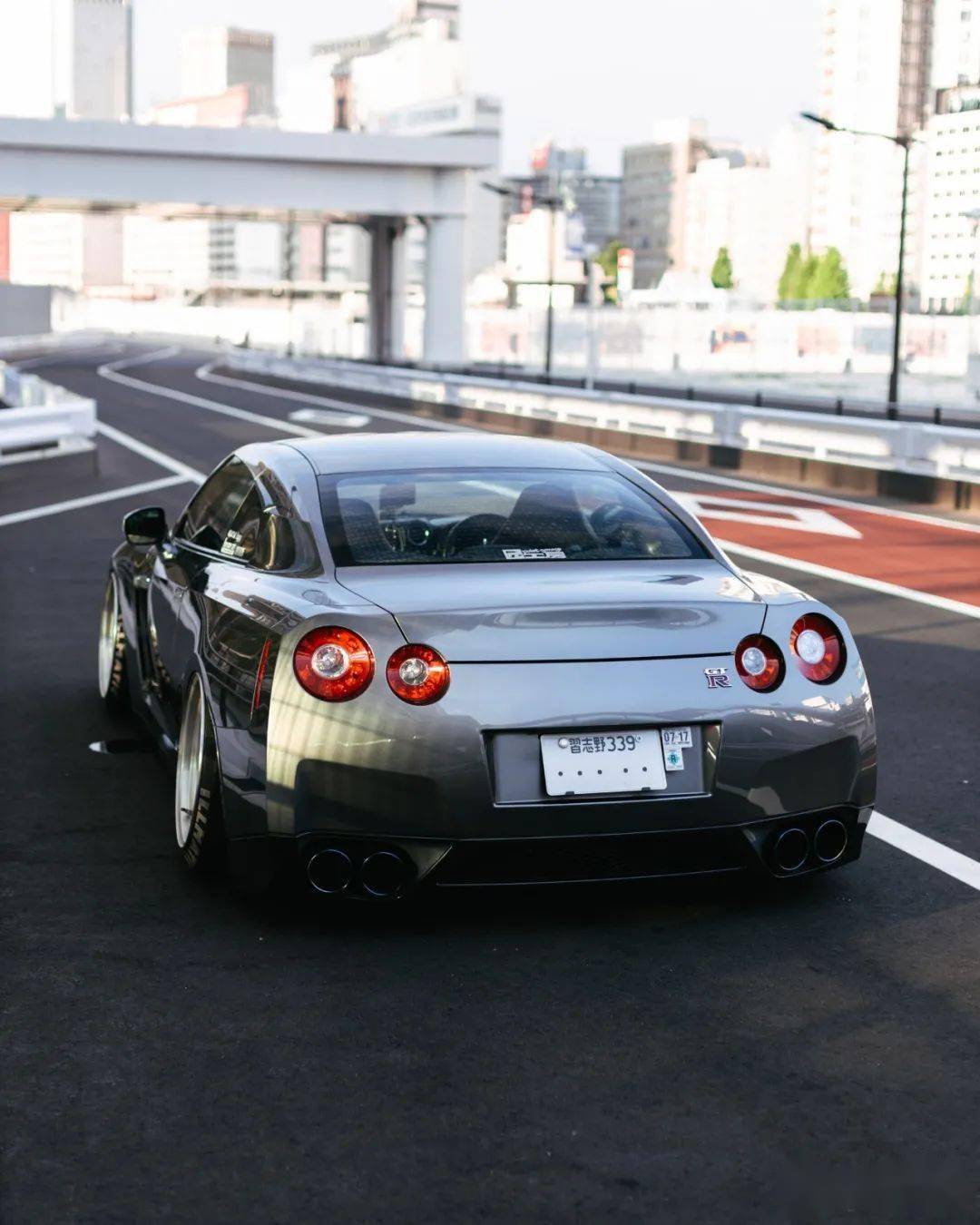 这不是嚣张的千匹马力性能怪兽 GT-R R35，它是专注外表的干净美男子_搜狐汽车_搜狐网