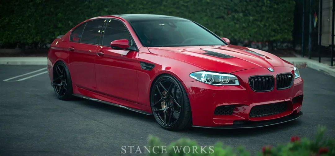 世界上最快的四门轿车宝马 M5 F11，稀有颜色搭配 OEM+ 套件，谁与争锋？_搜狐汽车_搜狐网