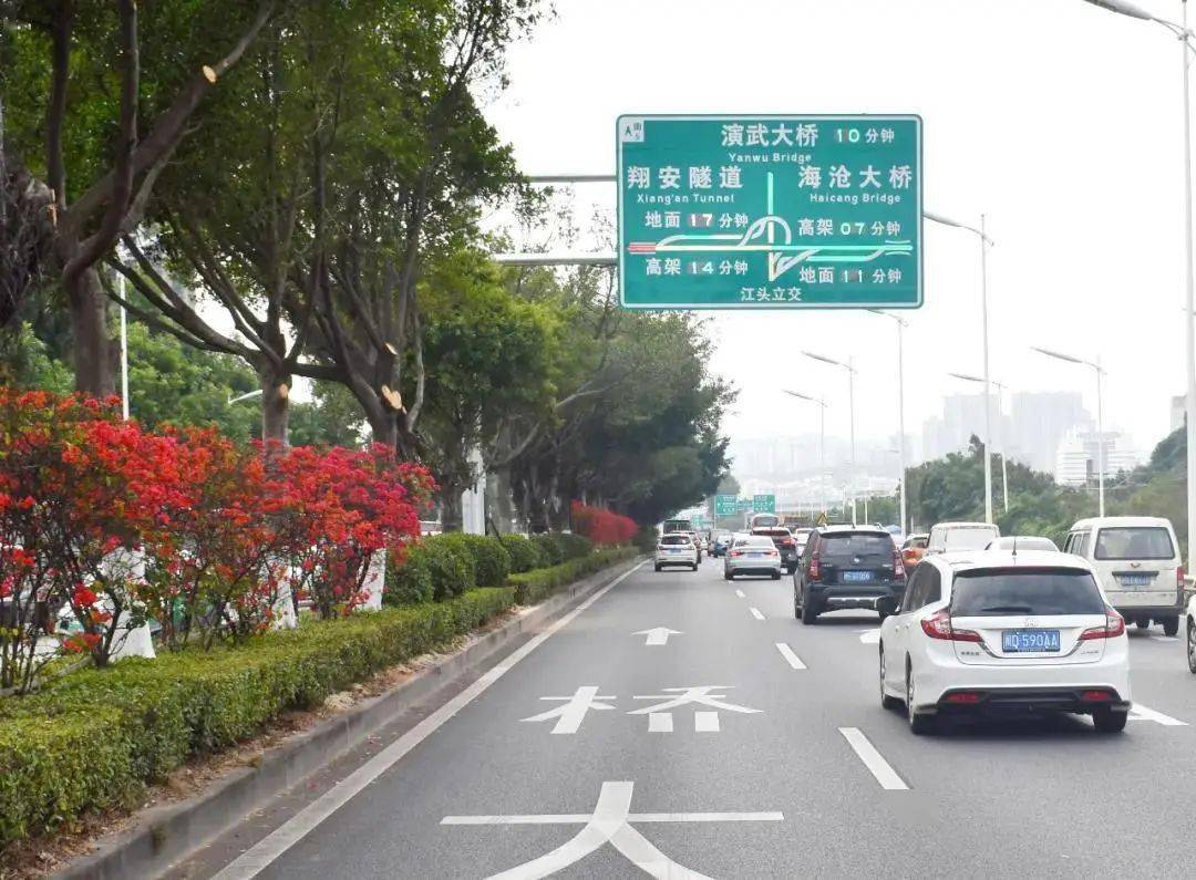 厦门惊现神奇的路牌，会“亮”又会“动”！地点就在→_方向各