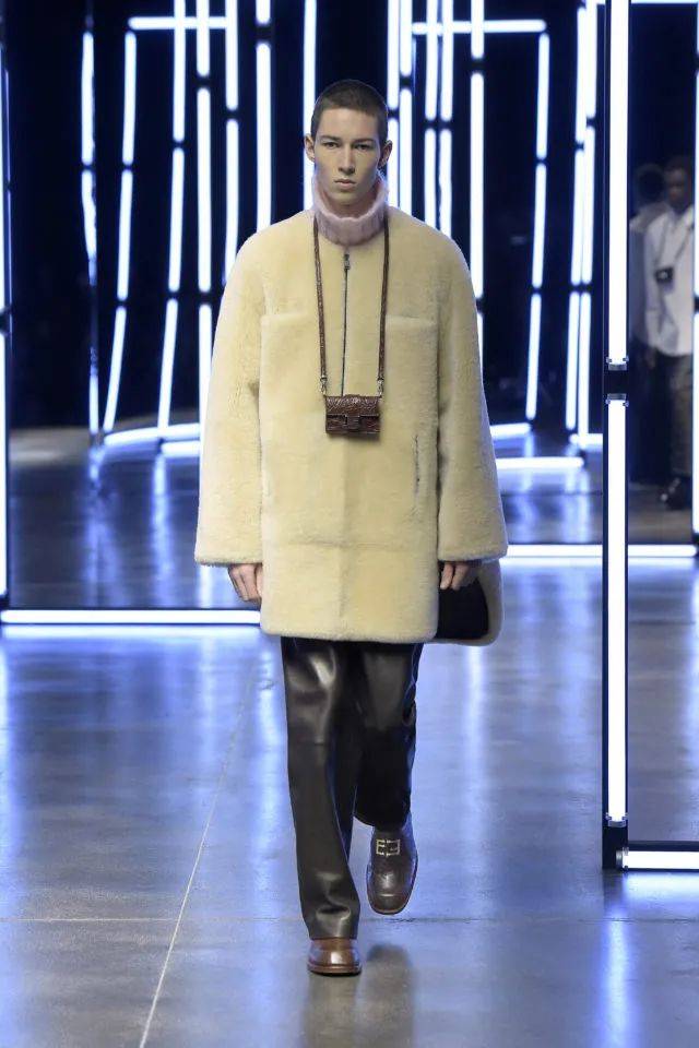 FENDI 2021 秋冬男装丨在鲜明色彩与灯光的交织下，流露出 FENDI 式戏谑玩味_设计