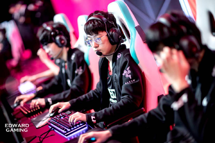 LPL春季赛：EDG2-0击败LNG，第3支晋级季后赛队伍_杰斯