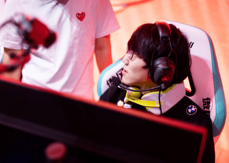 FPX与RNG决赛即将打响，doInb竟然偷练神秘英雄？或影响比赛胜负_辛德拉