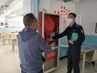 区教委安全生产督查检查队开展日常安全检查_用电