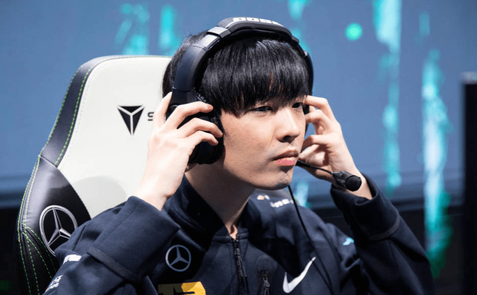 Cryin微博被冲！RNG再次夺冠，女装Flag仍历历在目_总决赛