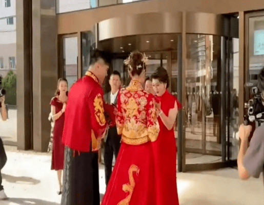 闫学晶儿子举行婚礼，半个娱乐圈大佬助阵，和前夫拍全家福引争议_林傲霖