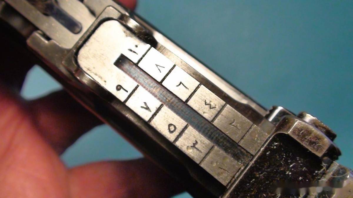 毛瑟C96首个官方版本，如今身价20万，枪身数字为何标有1314？_波斯