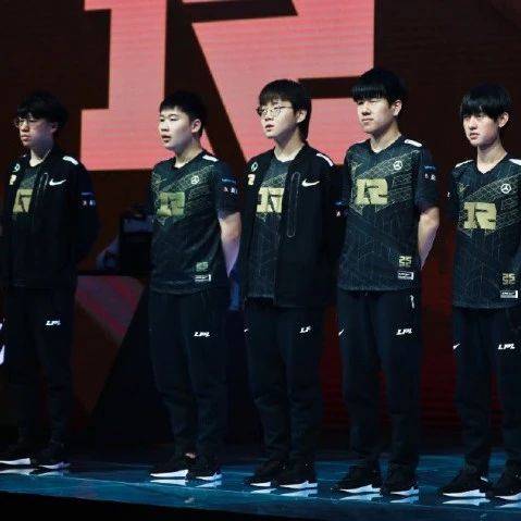 LNG3比1击败RNG，Cryin因此前挂机的行为被粉丝狂喷。_比赛