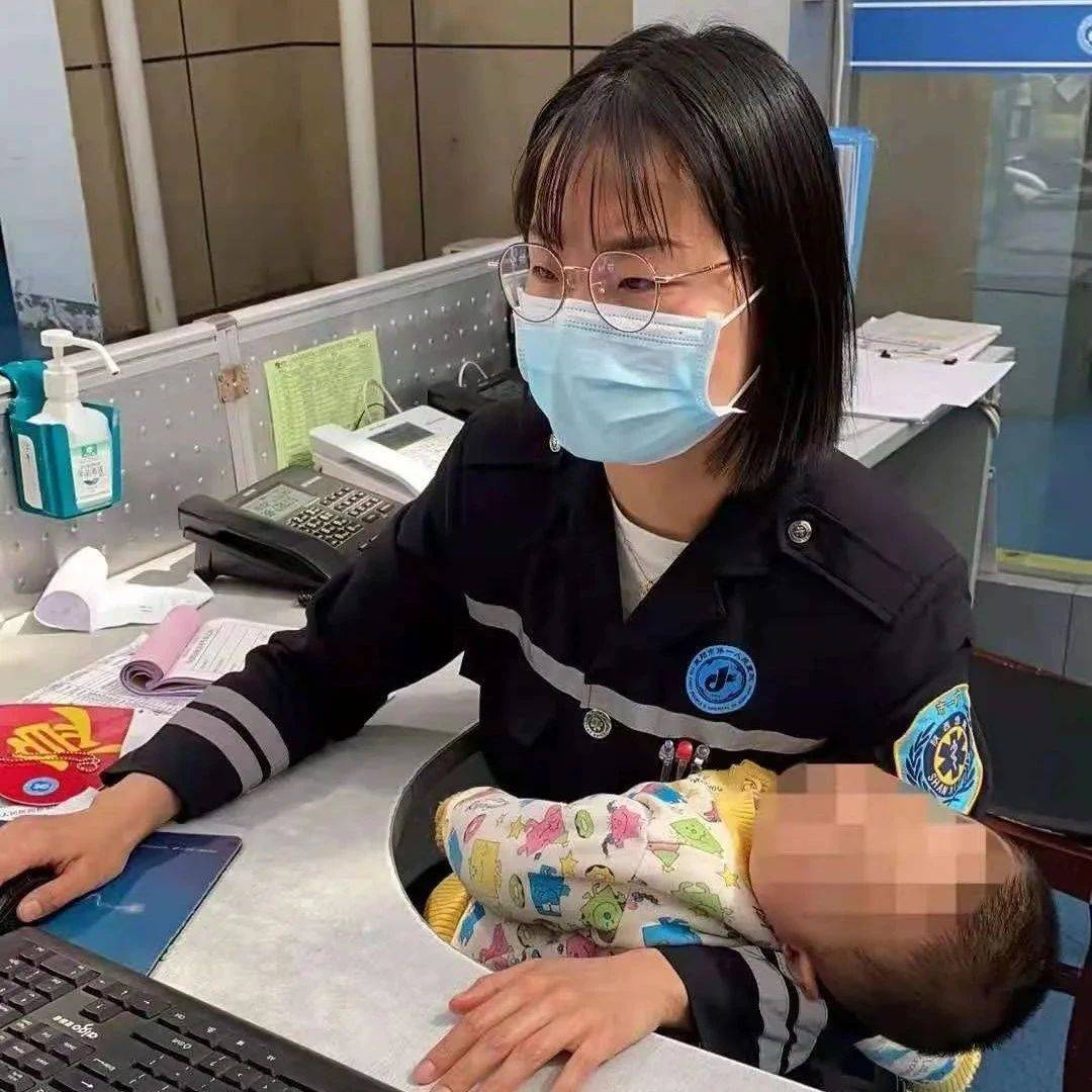 那个抱着孩子的急诊科护士被投诉了！原因·····_名护