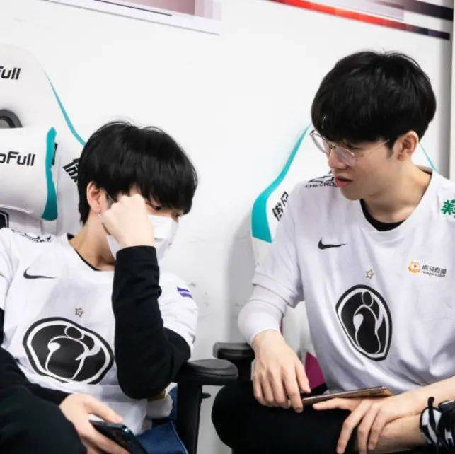 Rookie与IG续约？Doinb直播辟谣，马哥Smlz进退两难_Theshy_自由人_战队