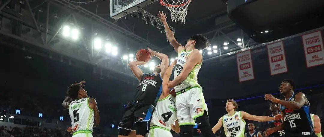 NBL | 周琦22+10+7制霸内线 助东南墨尔本凤凰三连胜_暂停_进攻_命中
