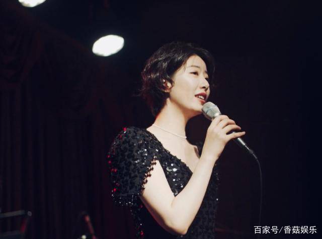 李亚鹏女友近况曝光，现场开唱堪比专业歌手，魅力十足神似王菲_Susie_网友_视频