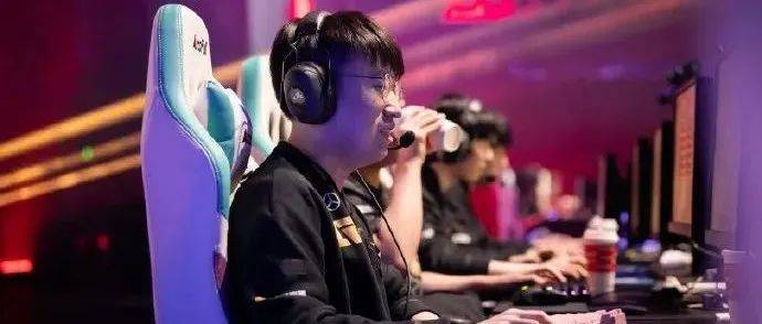 FPX2-1击败RNG，拿下开门红！下路失误葬送好局，Lwx杀疯了_双方_wei_赵信