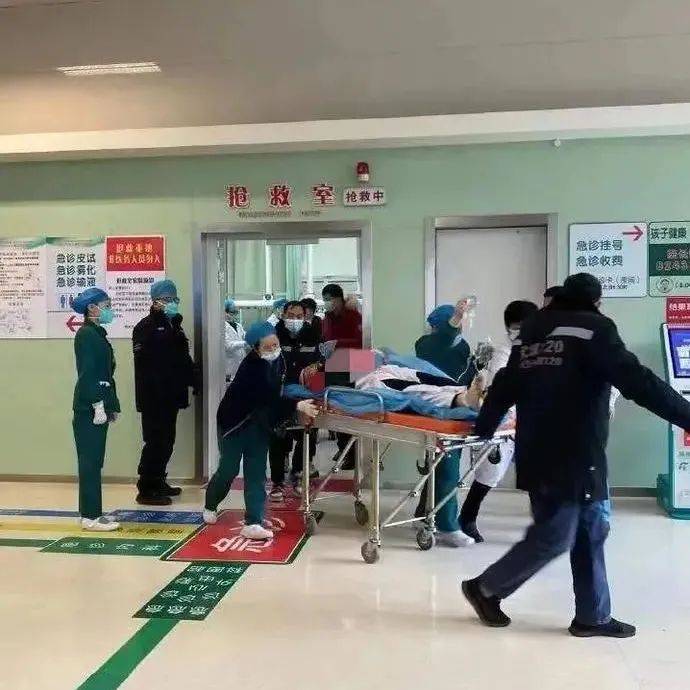 严惩！男子持刀砍伤医生，已刑拘！女童遭虐待双脚烧伤 生父继母被刑拘武汉一男子持刀砍伤医生被刑拘张某