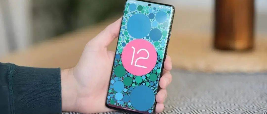 指纹识别慢、无法充电，号称「最大设计革新」的 Android 12 也翻车了_bug_Pixel_Google