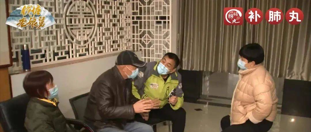 母亲重病在床,女儿希望继父能帮忙承担医药费,不巧的是继父也刚刚进了医院朱大姐大伯哥哥