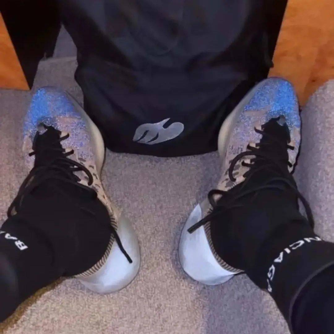 Yeezy满天星新款曝光，系列最佳预定？_Donda_篮球_Doves