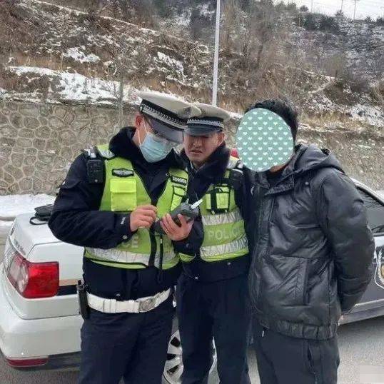 长治男子酒驾被查，竟撒谎称是用酒精擦了手，一检查不简单！苏某某摩托车头盔