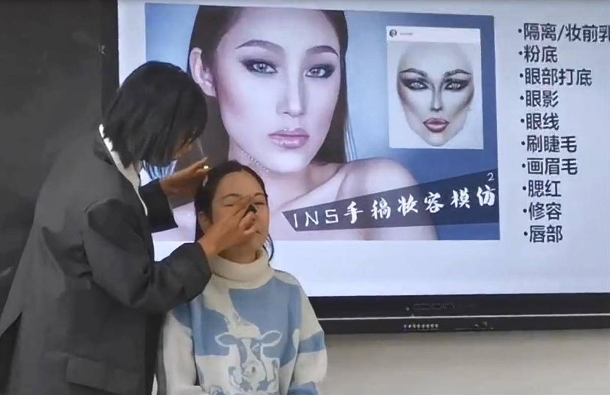 大学老师自费请化妆师现场授课，学生：争相当模特蹭妆，学习效果确实好侯同学专业视频