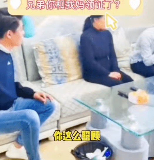 男子出国留学,让兄弟照顾妈妈,回国后兄弟成继父小强母亲朋友