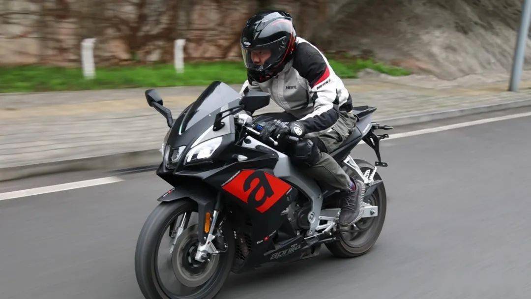 入门钢炮今犹在，岁岁年年人不同——阿普利亚GPR150/250R对比_搜狐汽车_搜狐网