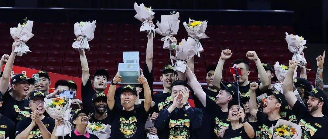 CBA | 辽宁横扫广厦再度登顶 赵继伟荣膺FMVP_辽宁男篮夺CBA总冠军_弗格_艾伦