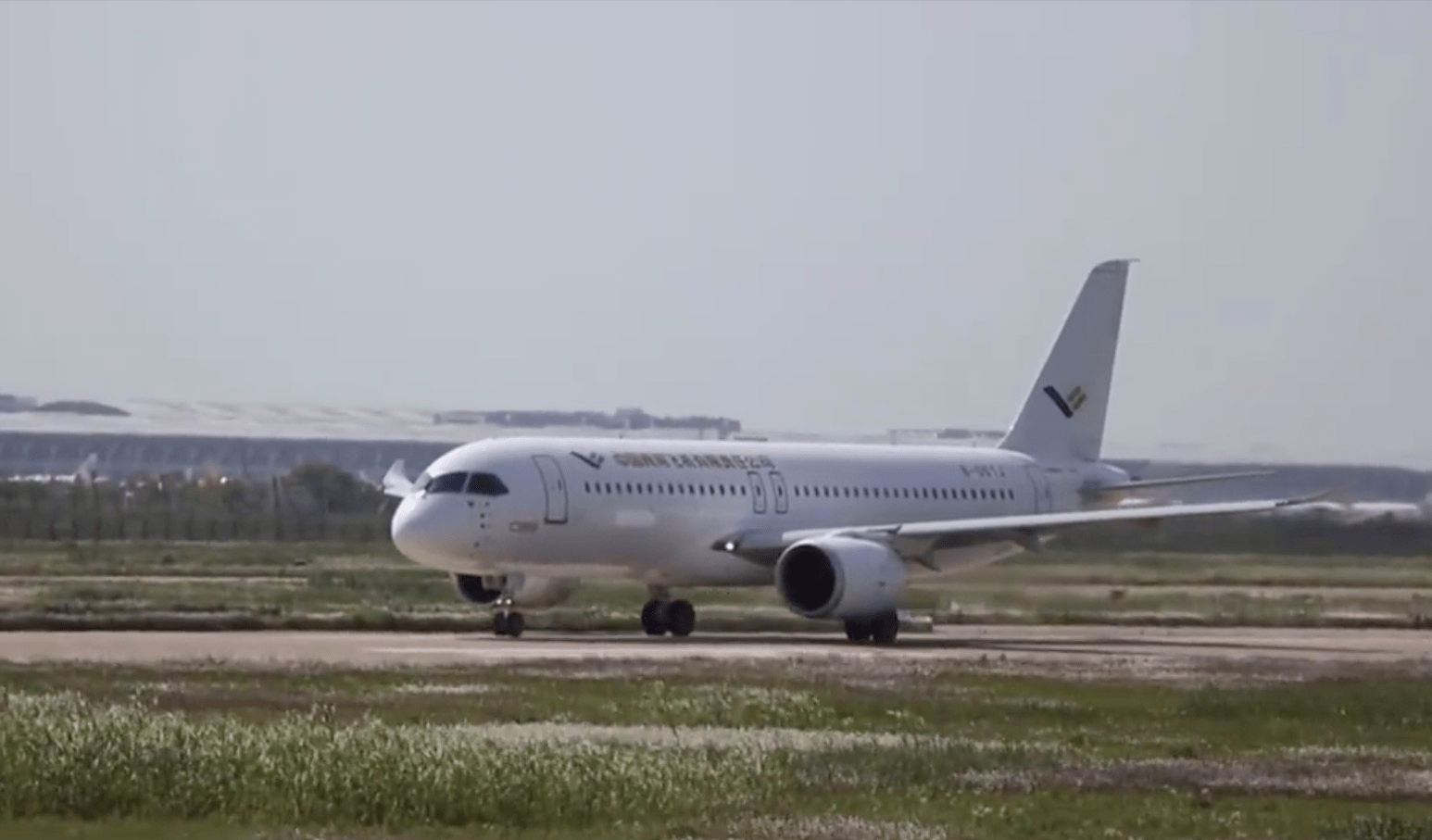 C919量产机成功首飞，单价9900万美元，为何比波音737-800还贵？_国产大飞机C919首飞成功_客机_空客