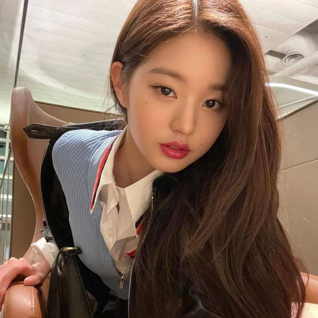 长腿小脸，IVE张元英等待登机，洋娃娃般的外表，令人赏心悦目！_韩团小_表情_感觉