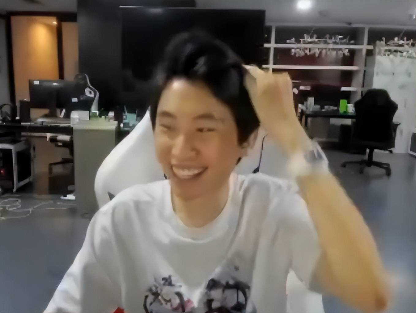 Doinb听米儿示爱“么么哒”语音，吓到瞬间变脸关摄像头_搜狐网