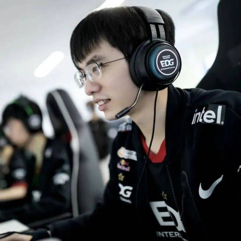 RNG主教练开始发力！深夜找圣枪哥帮Bin特训，T1也请了场外援助_Zeus_上单_格温