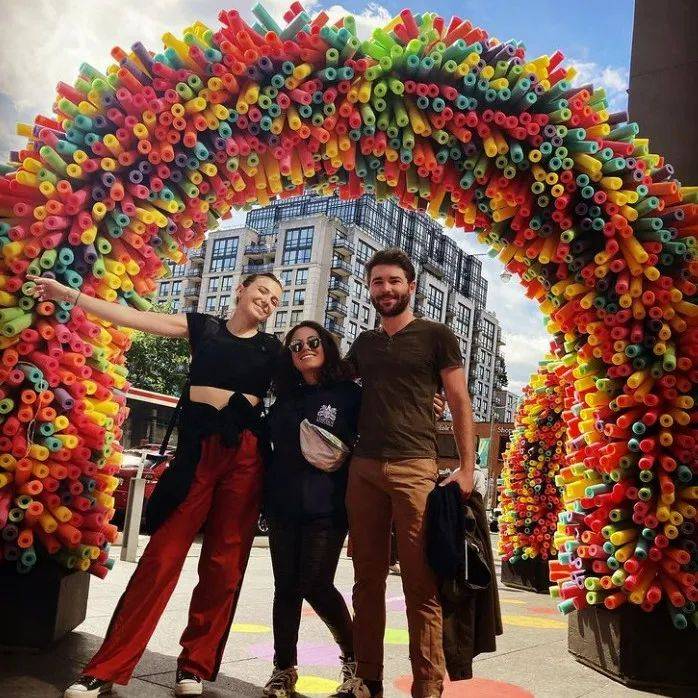 冲！多伦多Yonge街最新网红景点：彩虹走廊！打卡送披萨！_装置_Lei_pool