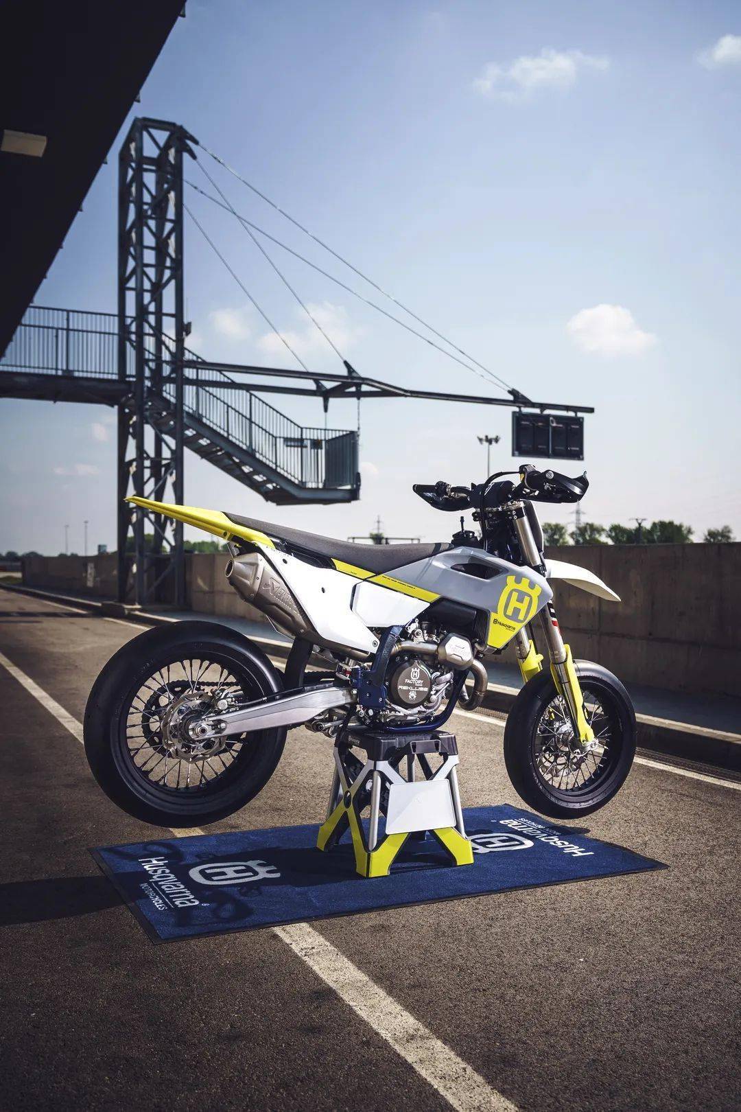 Husqvarna 胡斯瓦那新一代公路越野赛车 2023 FS450_搜狐汽车_搜狐网