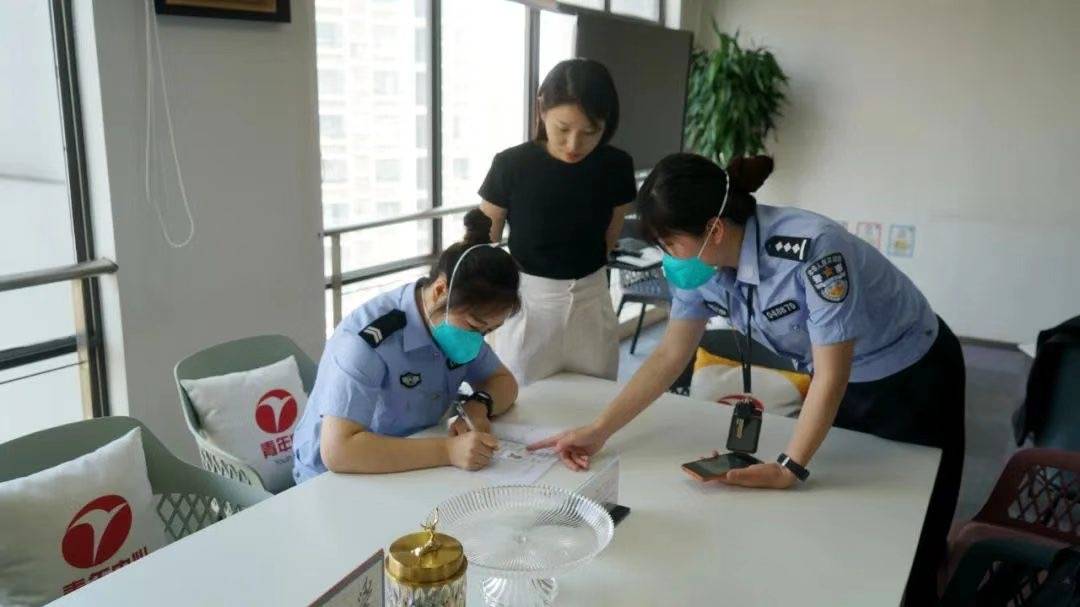 疫情期间恰逢身份证到期让人头大，嘉定公安助力经济城企业员工身份证换领_孙涛_安亭_公司