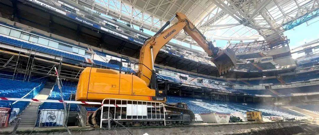 听说柳工926F“勾”住了千万足球迷的心_球场_挖掘机_产品