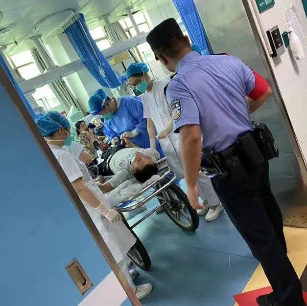 危险！高安一名男子躺在地上，浑身抽搐、口吐白沫！群众车辆相城 